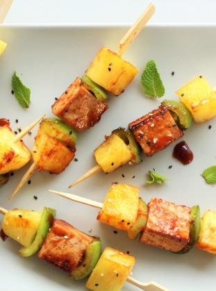 Mini brochettes au tofu fumé grillé et ananas : Recette Végétarienne ...